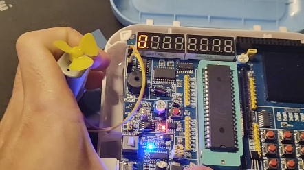 ...利用pwm调节马达电机风扇转速,加数码管档位显示。独立按键扫描。