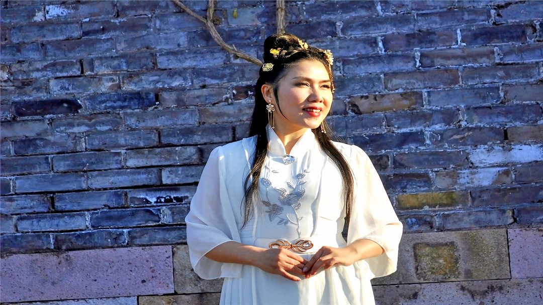 央视音乐频道知名导师,青年歌唱家常丽娜,这首原创歌曲就是?