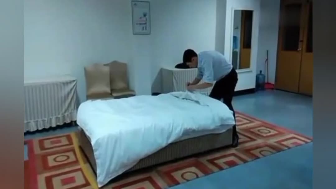 宾馆小哥教你怎么样快速换被套,一分钟搞定一套是没问题的