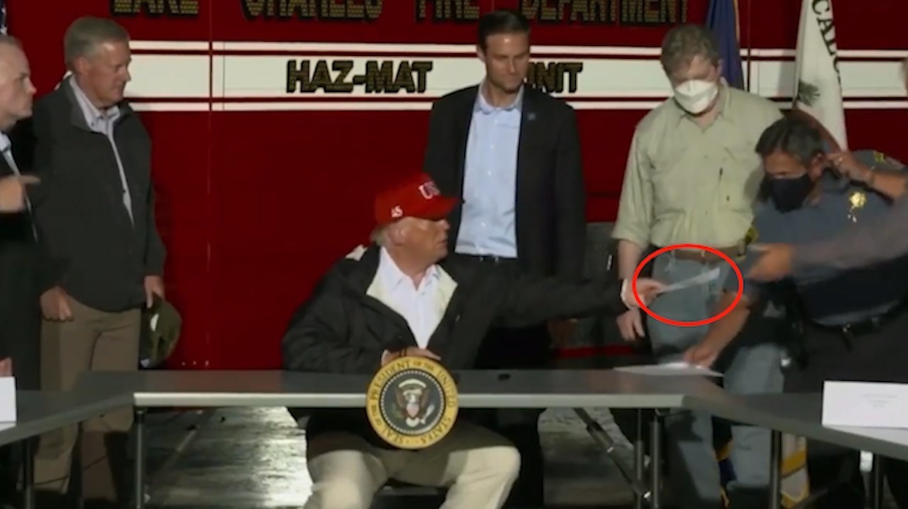 自信过头?特朗普视察灾情送签名:把它放eBay上能卖1万美元