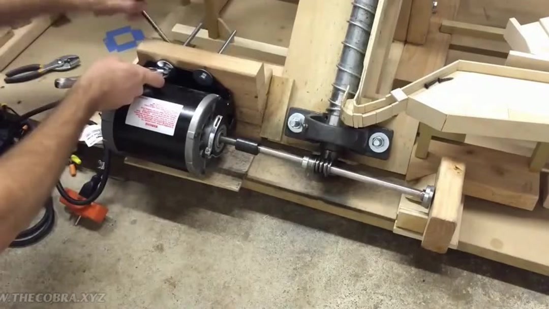 牛人自制巨型山路主题弹珠轨道模型