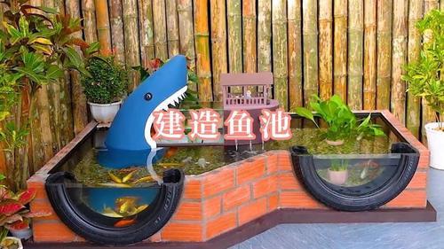 怎么建造过滤鱼池,小伙在家里建造了一个过滤鱼池景观,太好看了