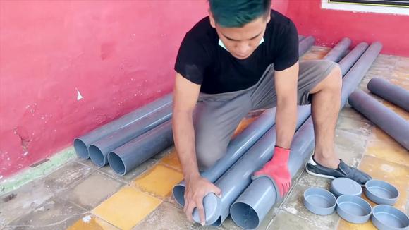 外国小伙作死!用PVC管做竹筏!简直是技高人胆大!