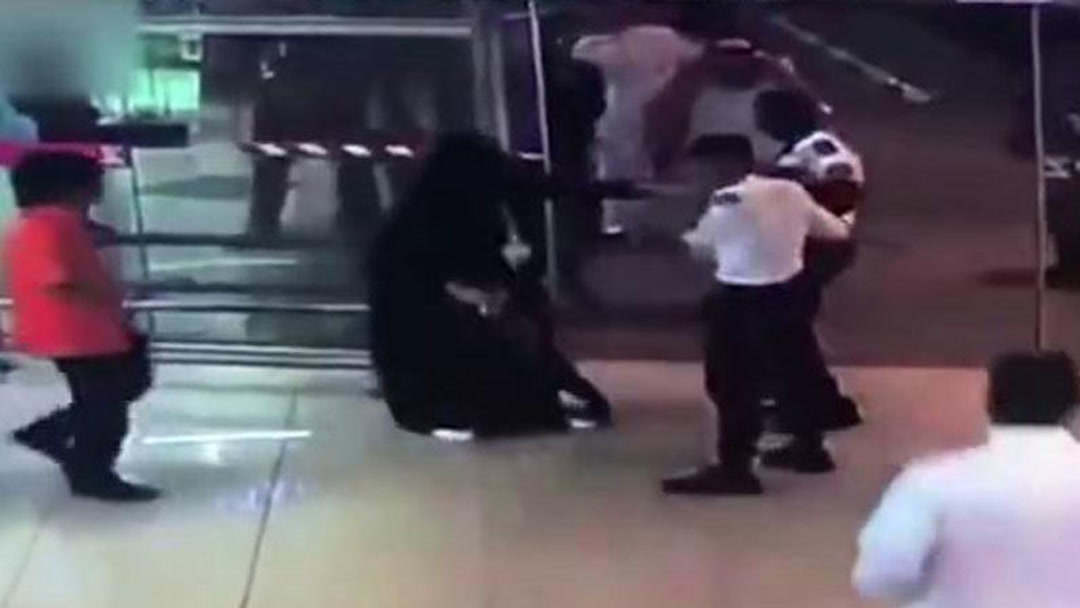 小男孩商场玩滑板车 结果高速撞向玻璃门致昏迷