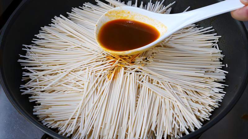 面条不要水煮了,换个做法,比水煮好吃比炒简单,出锅太香了