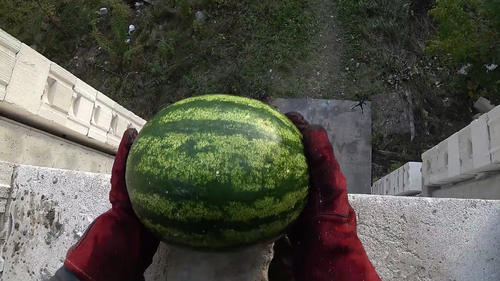 为啥必须带安全帽?看人模被砸的下场就明白,难怪要求这么严格!