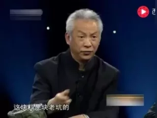 小伙带绿色的破石头, 专家都不敢碰, 鉴定冰种翡翠原石价值上亿