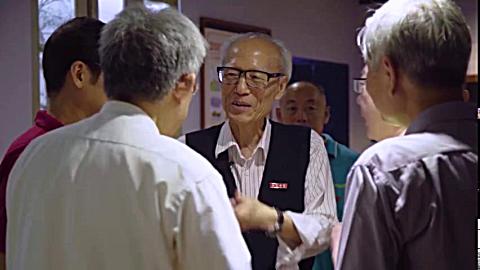 感动!老年学生和老年教师48年再聚首,这是时光博物馆里的特殊班会