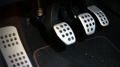 自动挡左右脚踩刹车油门?二者只能选其一!