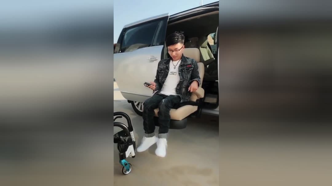 朋友改装的残疾人汽车座椅,改后我们残疾人上车很方便。生活步步是...