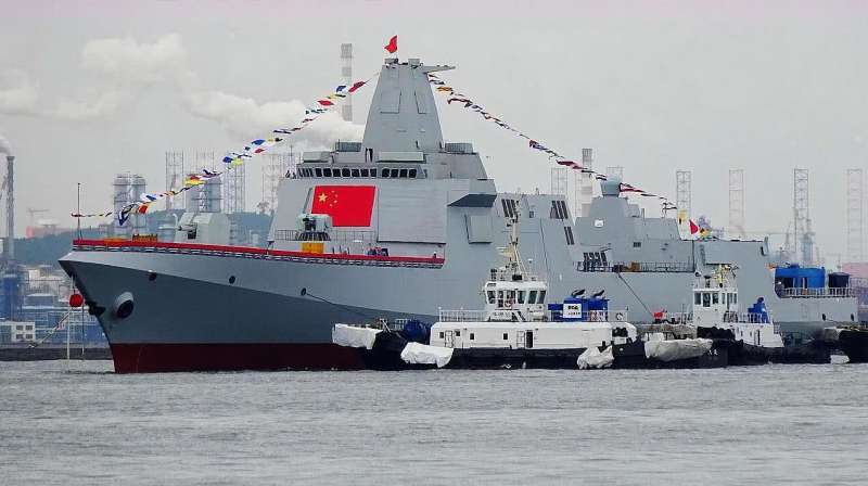 为什么叫055大驱?同框对比之后,网友感叹:真不愧是万吨级巨舰