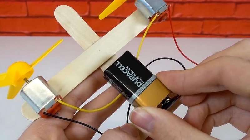 这样的飞行器你见过吗?能悬挂在吊灯上,简单制作就能完成