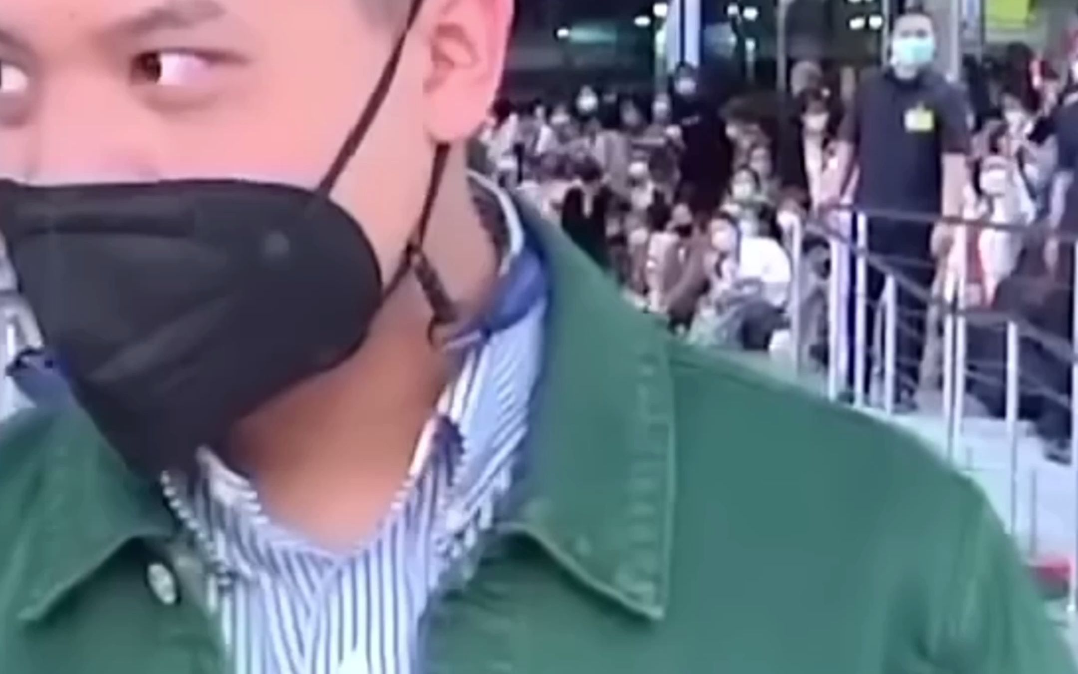 17岁提帮功深得民心,泰国老百姓们跪倒一片,匍匐跪拜小王子,王室支持...