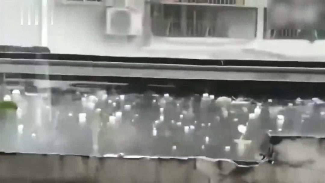 广州20多度下冰雹了!冰粒比大拇指还大,今年首次冰雹橙色预警