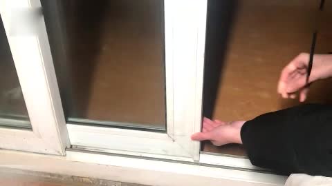 窗户边框裂开了,只需用它立马就能修好,不用花几百元买新窗