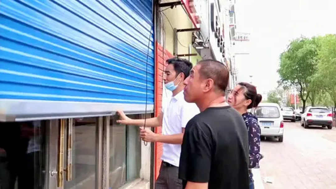 店铺卷帘门下岗了,老爸找人安装花了800元,这效果是不一样了!
