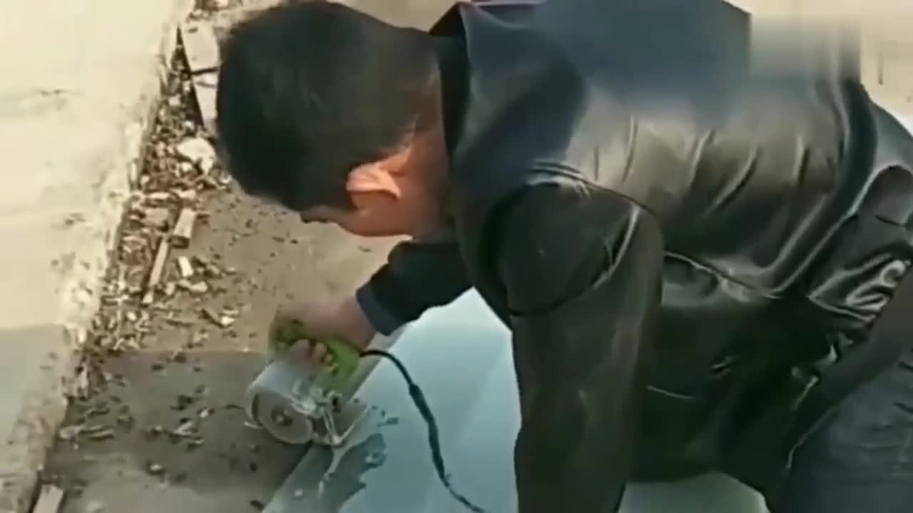 牛人用切割机切割钢化玻璃,割机刚下去,立马收工!