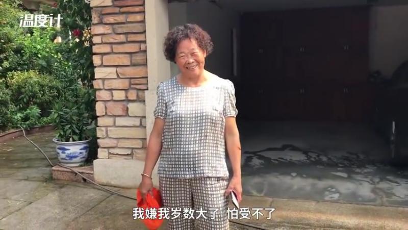 ...习惯身着文化衫上街,边播放录音边捡垃圾,向路人宣传环保意识。5年...