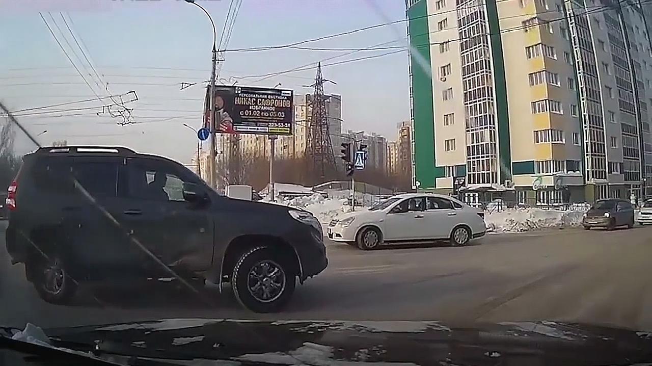 交通事故,行车记录仪记录下了惊险的一幕,网友:太可怕了