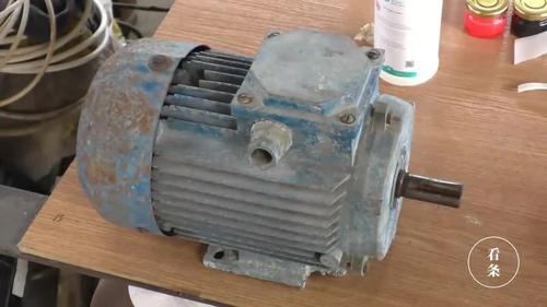 真是什么神仙操作,直接把整台电机放机床上加工,就为了做砂轮机