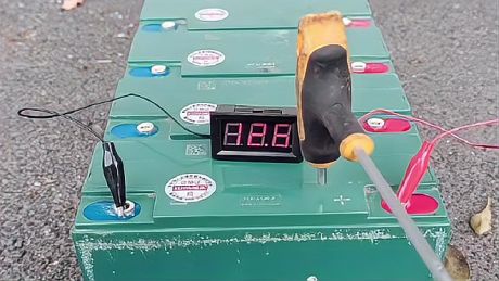 电动车电瓶一充电就满,冬天的续航里程非常短,老师傅教你一招!