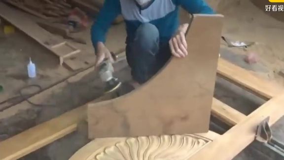 2万一个月的木工小伙,现场打造实木门,看这手艺真不错
