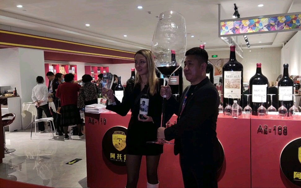 侨博会开幕了,买红酒速来!