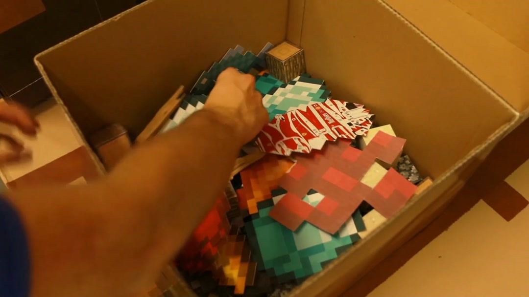 真人版我的世界 当现实遇到MC:来看看我们的箱子里都有什么宝贝
