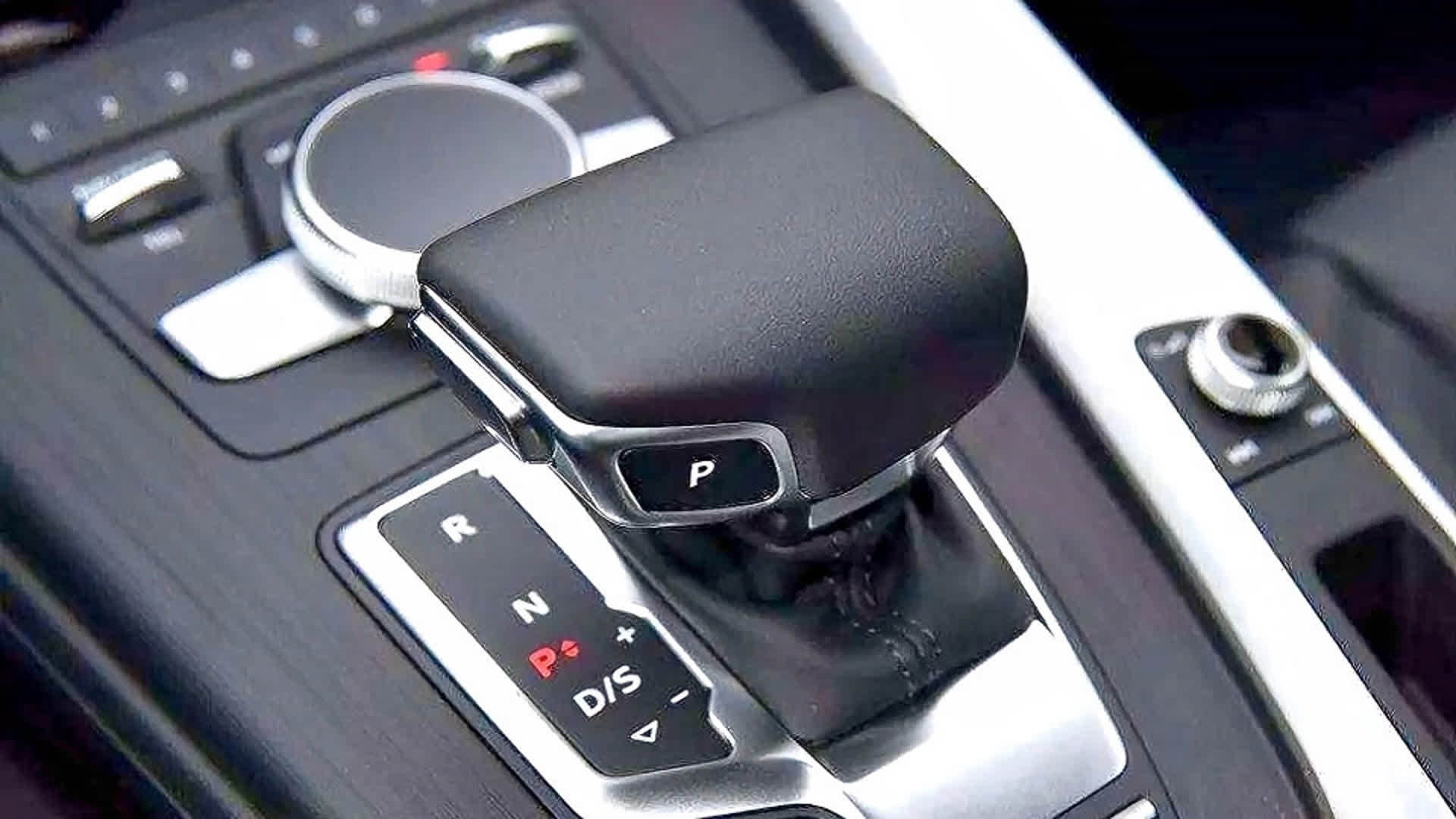 开自动挡车D挡换S挡时,需要踩刹车吗?老司机:千万别弄错了!