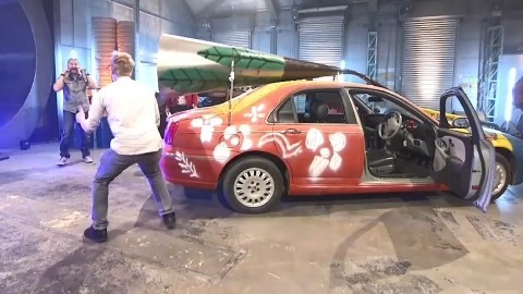 老外又火了!给汽车装上超大排气管,启动之后确实无语!