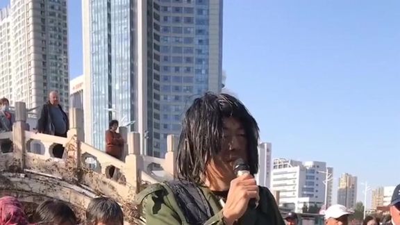 流浪乞丐在街头演唱《爱一个人好难》,迷人的歌声,路人围观聆听