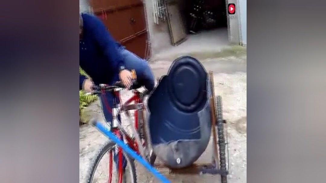 高手在民间,老外用自行车和油桶爆改自行三轮载货车,超级牛逼
