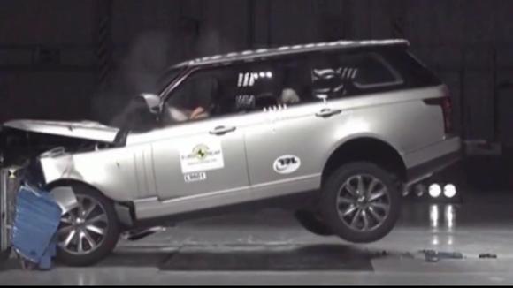 100多万的路虎揽胜碰撞测试,安全性能超棒!