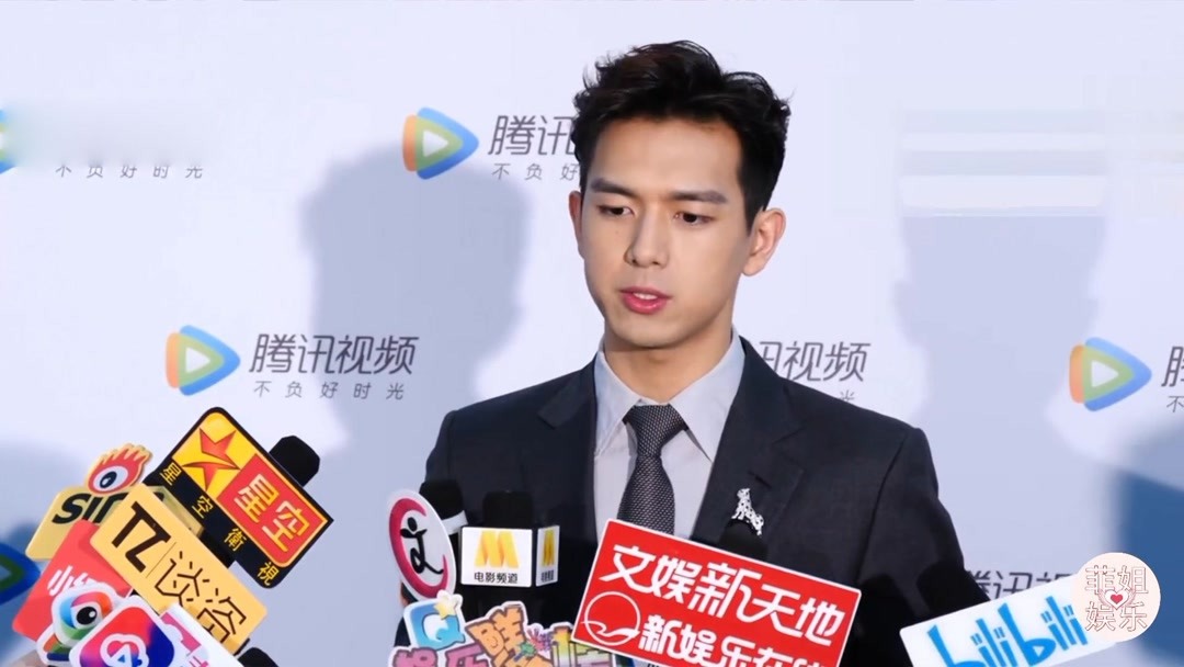 星光大赏后台群访,李现回应左手无名指戴戒指!