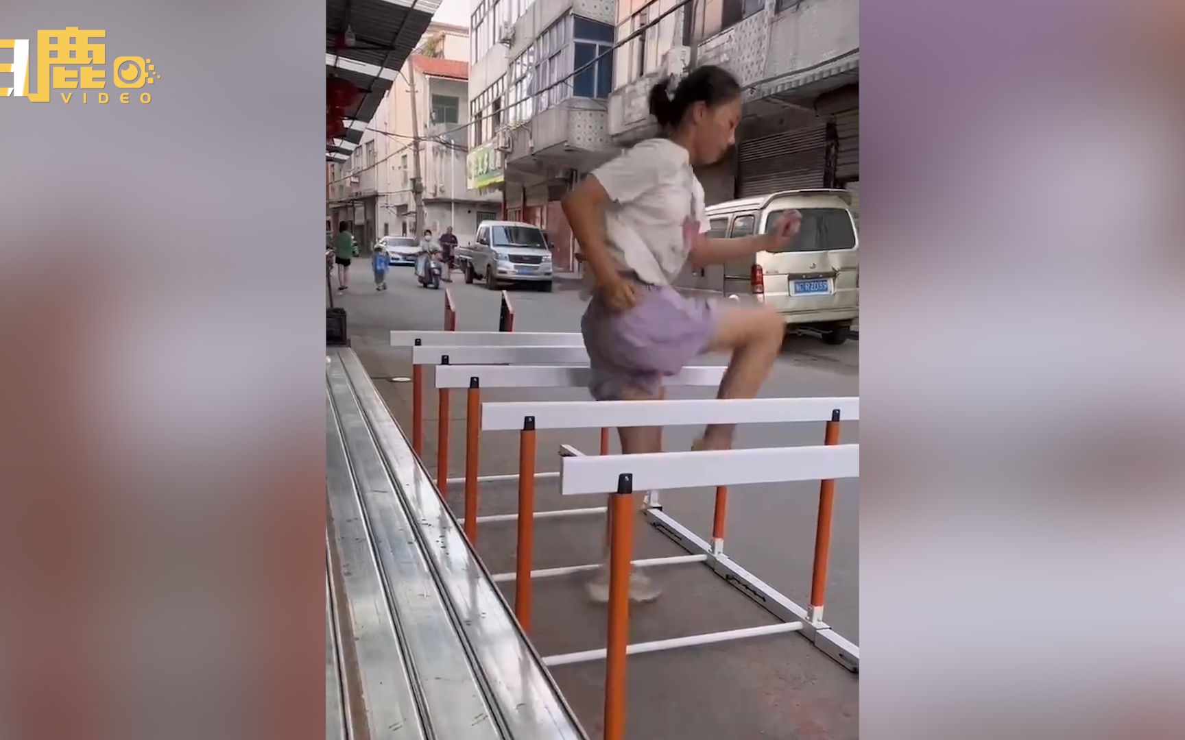 源于热爱!初一女生买栏架家门口练田径跨栏