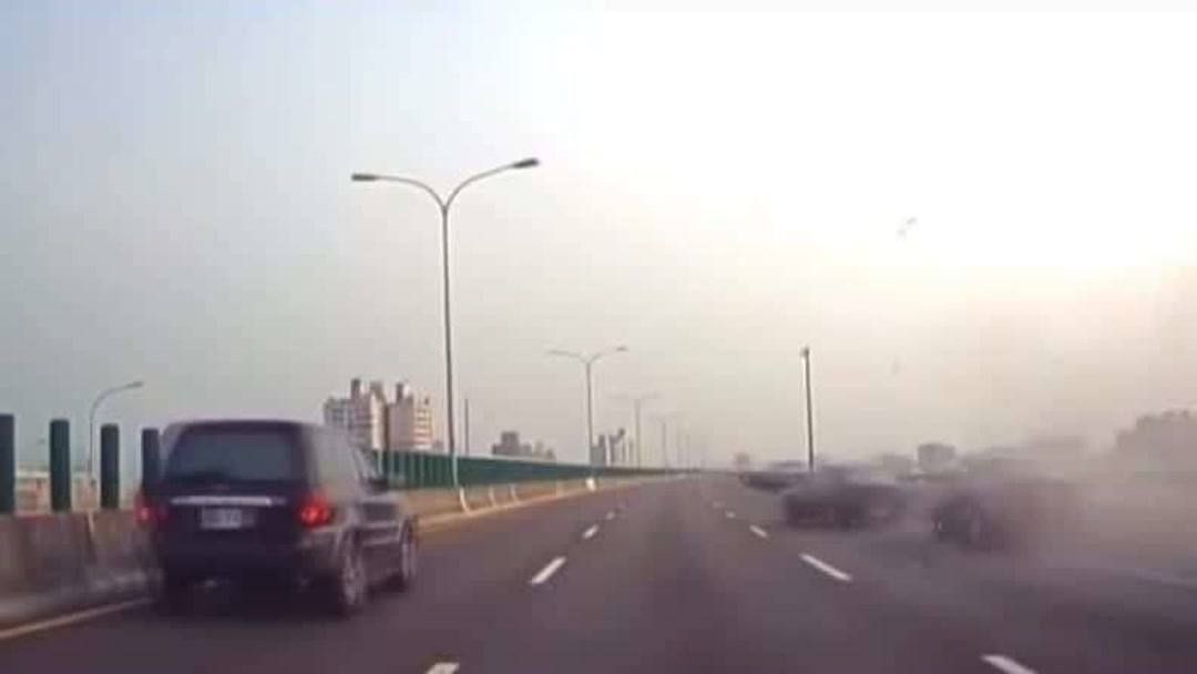 车祸发生的一瞬间,太恐怖了,行车一定注意安全