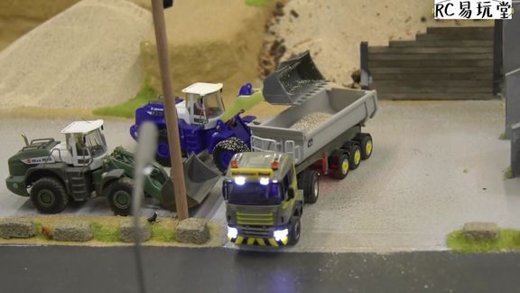 小比例工程机械模型,在桌面上都能玩的很爽