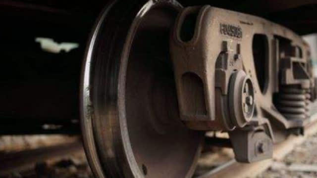 火车的车轮是如何工作的?它是怎么在铁轨上转弯的?.