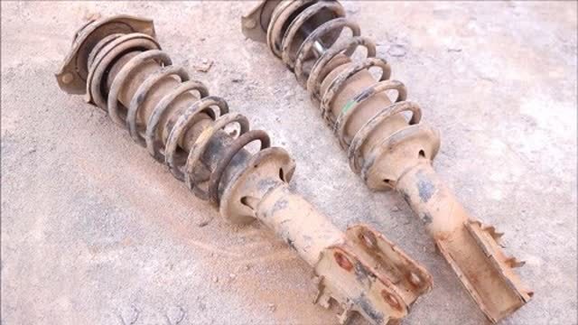 报废减震器是好东西,拆出弹簧制作成坐凳,坐起来特有弹性