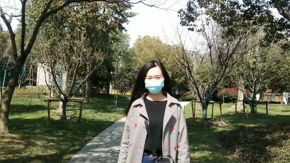 打工妹去公园赏樱花,看见了一大群人,这是疫情结束了吗?