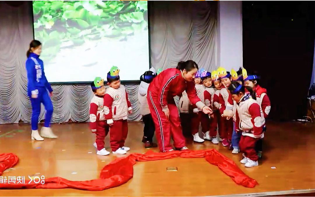 幼儿园公开课 小班体育游戏《小鸭子过浪花》视频+教案