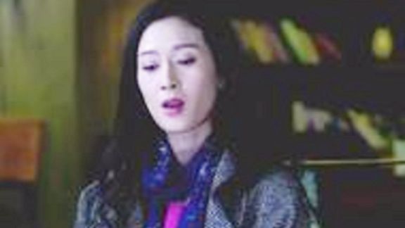 美女几十万买的翡翠镯子被亿万富翁打碎,富翁几倍赔偿