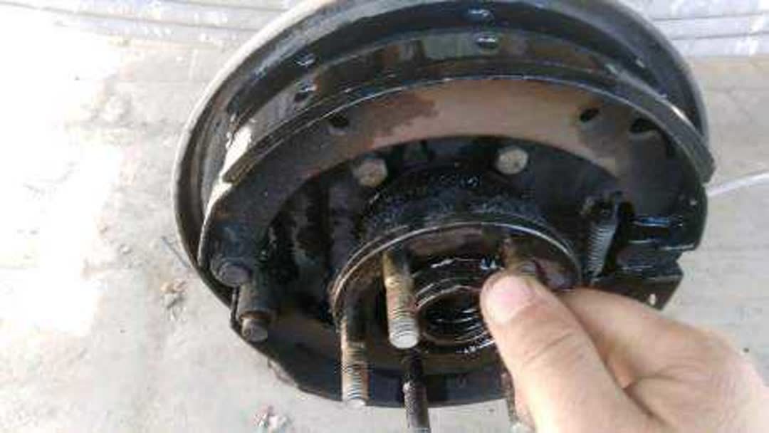 摩托三轮车半轴漏油,除了油封损坏,主要原因是这个零件有问题