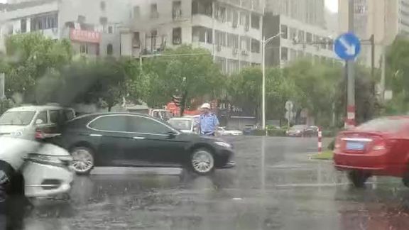 #台风黑格比来袭##温州交警微动态# 【红绿灯坏了 别怕交警在