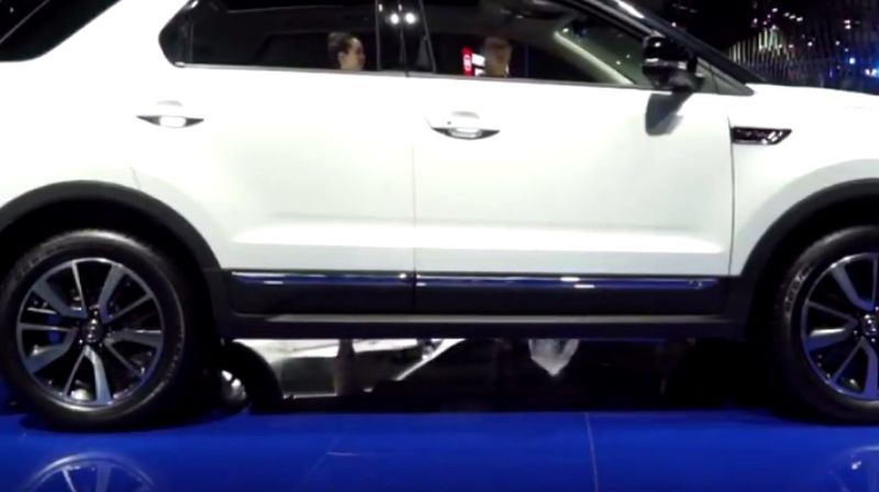 新车玩转粉丝营销,巨大的全景天窗售价8万,还带自动泊车,这个颜色要...