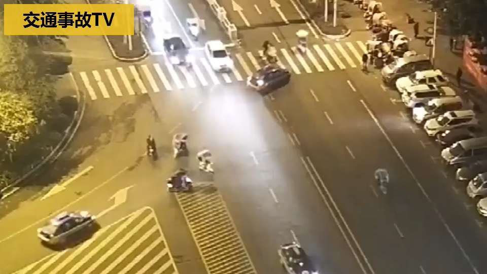 轿车转弯未停车让行 顶翻直行电动车