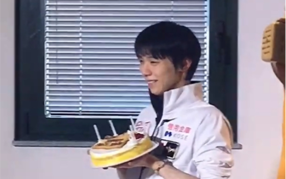 【羽生结弦】 12/08/19 2019年GPF 25岁第一天后台接受采访+蛋糕的...