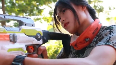 搞笑CS枪战:老妹追击秒敌,出一个秒一个