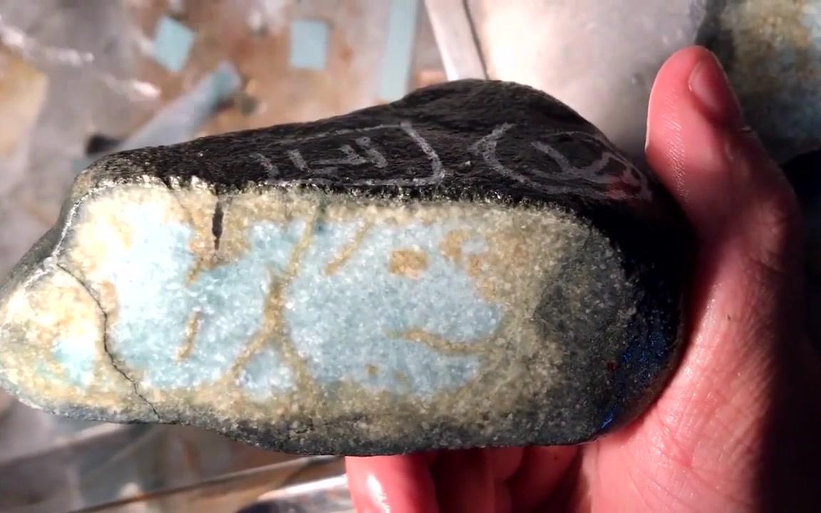 赌石现场:夜市1000块淘的翡翠原石,以小博大能如愿吗?