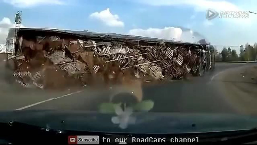 实拍卡车侧翻瞬间